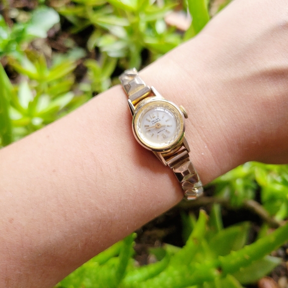 Helsa | Accessories | Vintage Classic Gold Helsa 7 Jewels Stretch Watch ...